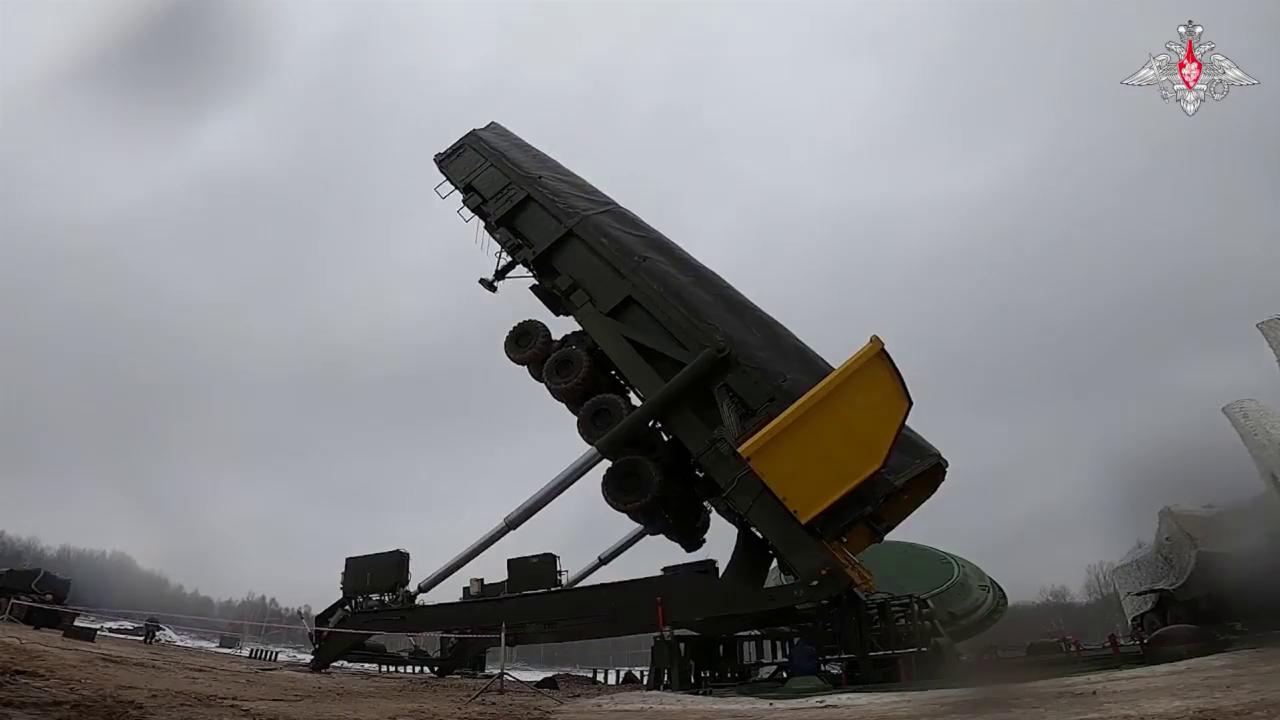 La Russia spaventa l'Europa: carica lo Yars, il missile balistico che ...