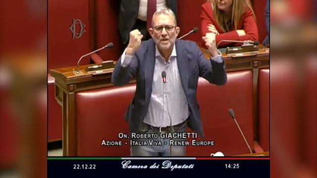 Bagarre alla Camera, Giachetti contro i 5S sugli stipendi dei deputati ...