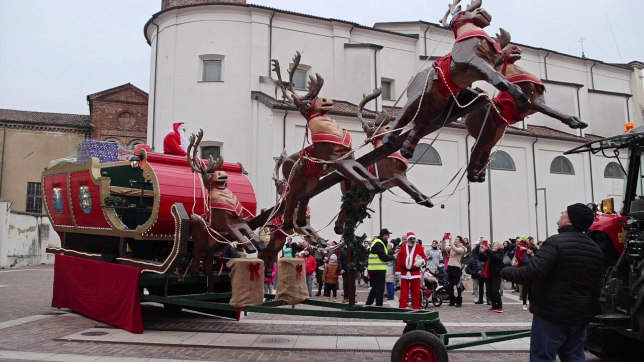 Mortara, arriva la maxi slitta di Babbo Natale - La Provincia Pavese