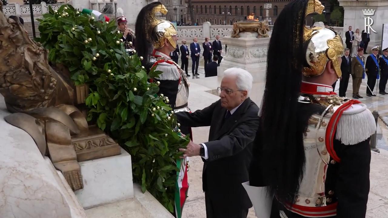 Mattarella all'Altare della Patria: la deposizione della corona e il ...