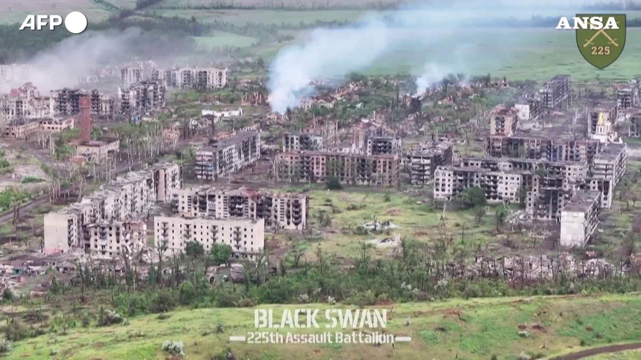 Ucraina, la città di Chasiv Yar distrutta dai bombardamenti russi: le ...