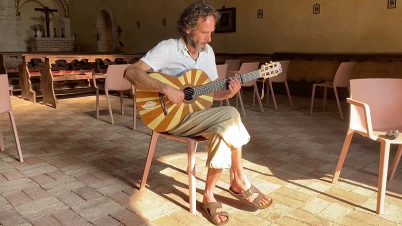 La stessa musica che suonava quando Alex Marangon si è allontanato e è ...