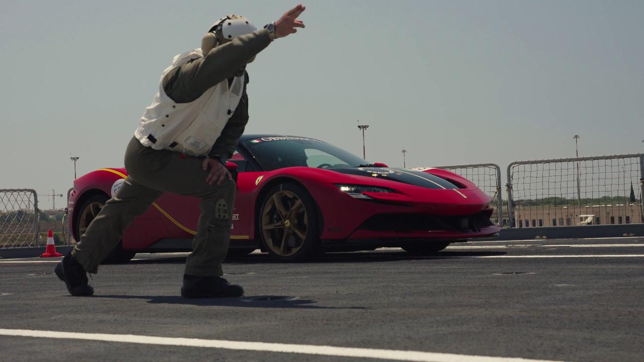 Il Barone rosso "decolla" con una Ferrari sulla portaerei Garibaldi ...