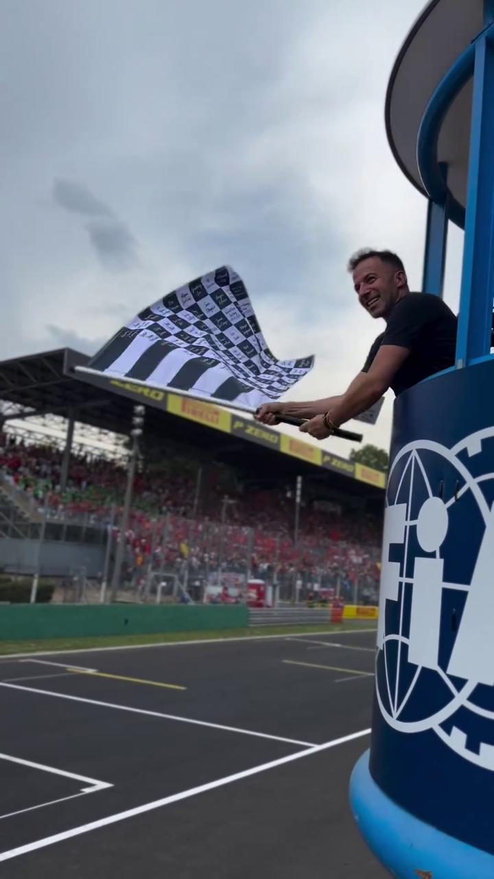 Gp di Monza: Del Piero esulta per la vittoria della Ferrari e sventola ...