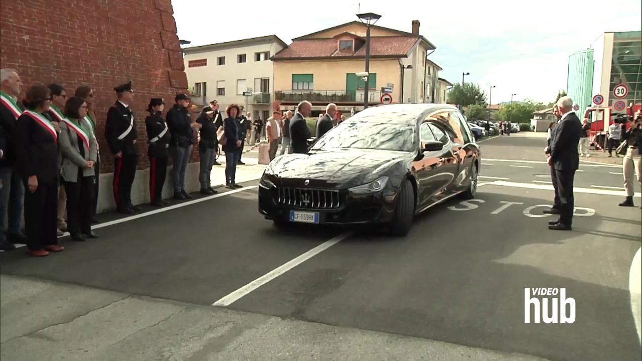 A Vicenza i funerali di Sammy Basso, l'arrivo del feretro e la ...