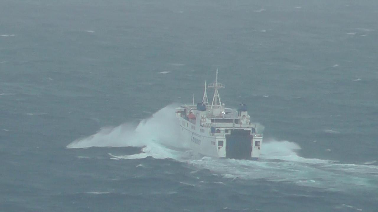 Mare agitato nel golfo di Napoli, la difficile traversata della nave da ...