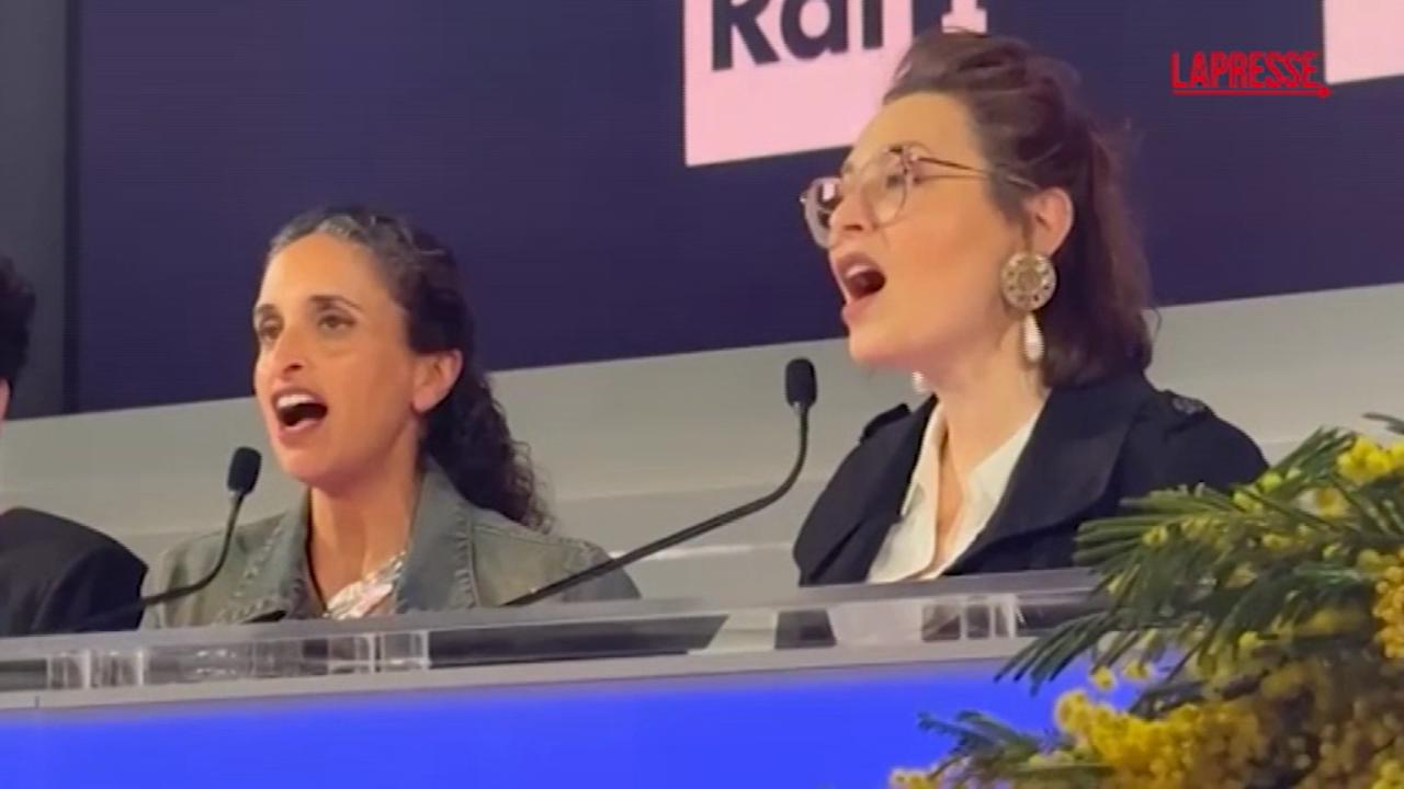 Sanremo 2025, Mira Awad e Noa cantano in sala stampa - La Stampa