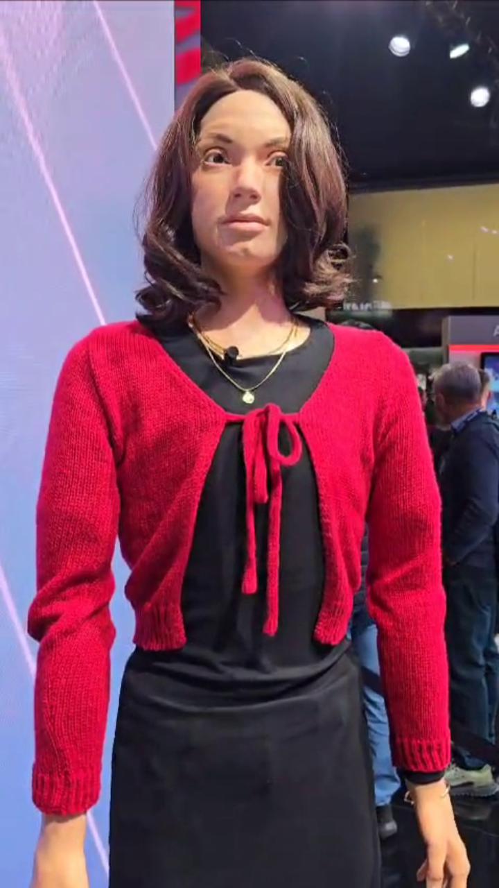 Parla, balla e si ricorda di te: Amira è un robot umanoide che fa ...