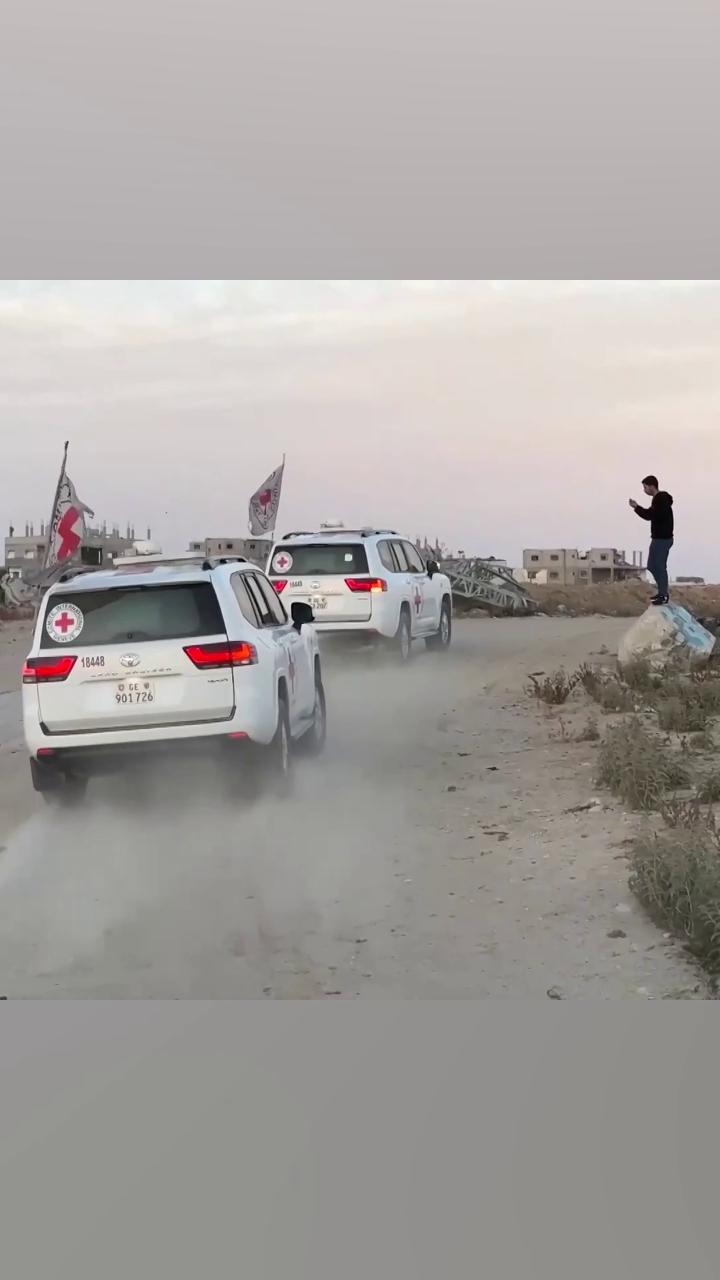 Hamas libera Edan Alexander: il convoglio della Croce Rossa porta in ...