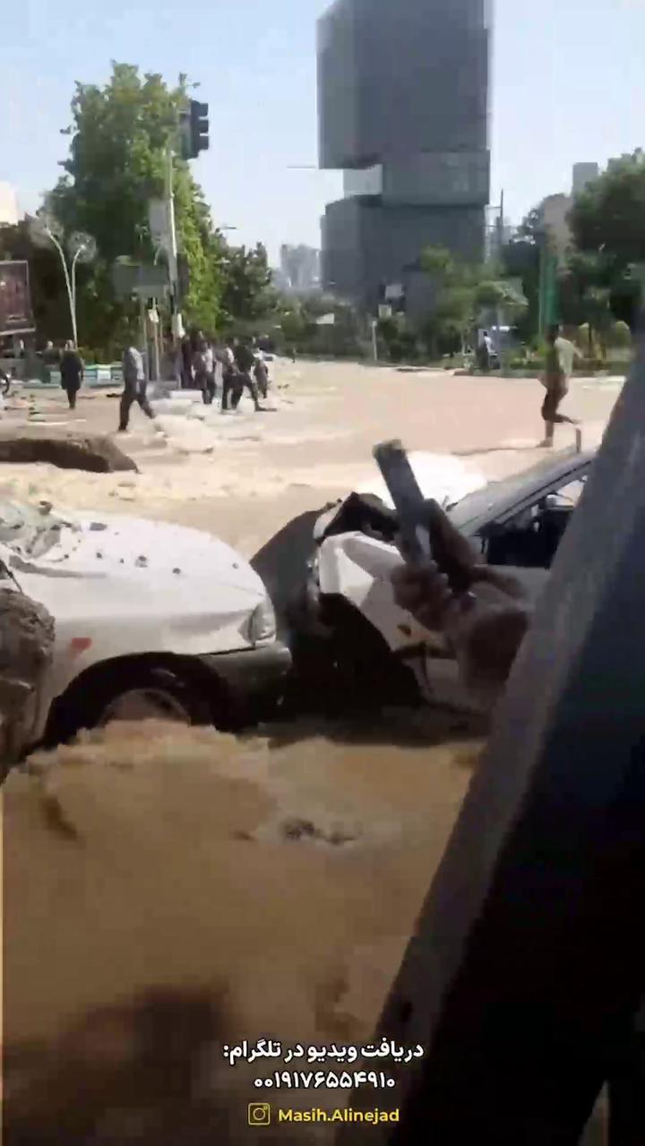 Teheran, piazza Tajrish allagata dopo che un missile ha colpito la ...