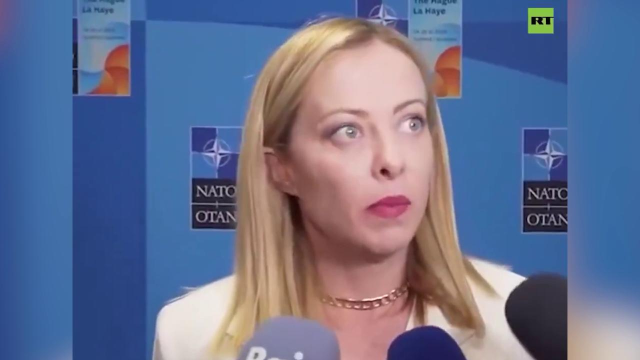Le smorfie, gli occhi sbarrati, lei che si tocca il naso: Meloni nel ...