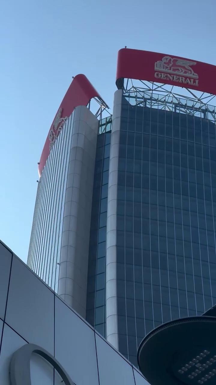 Crolla l'insegna della Torre Hadid a 192 metri: a CityLife area isolata ...