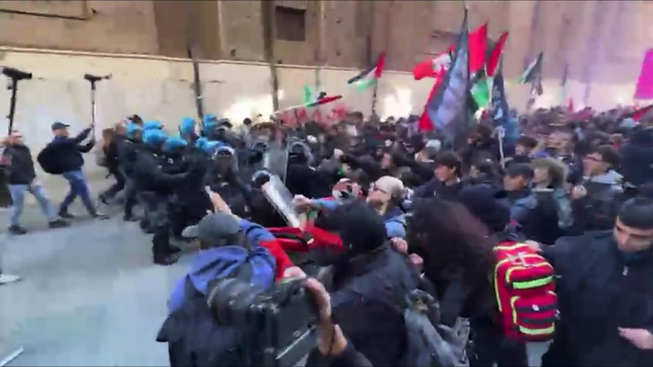 Violenti scontri davanti al Museo Egizio tra Pro Pal e Polizia - La Stampa