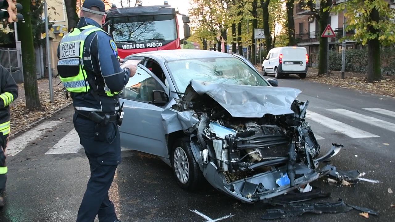 Frontale in viale Campari tra una Panda e un pullman di linea - La ...