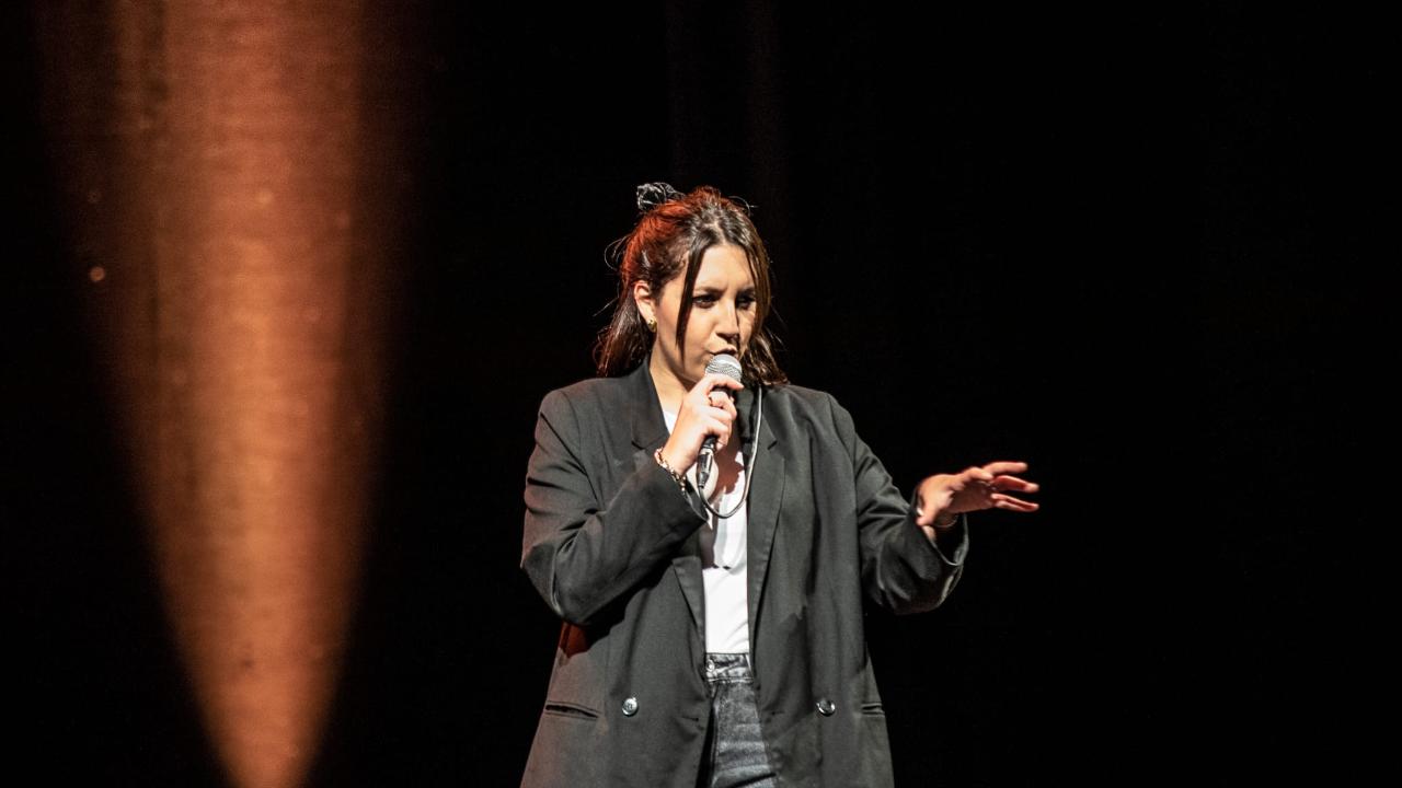 Monir Ghassem stand up sul palco di Propaganda live: "L'Italia è ...