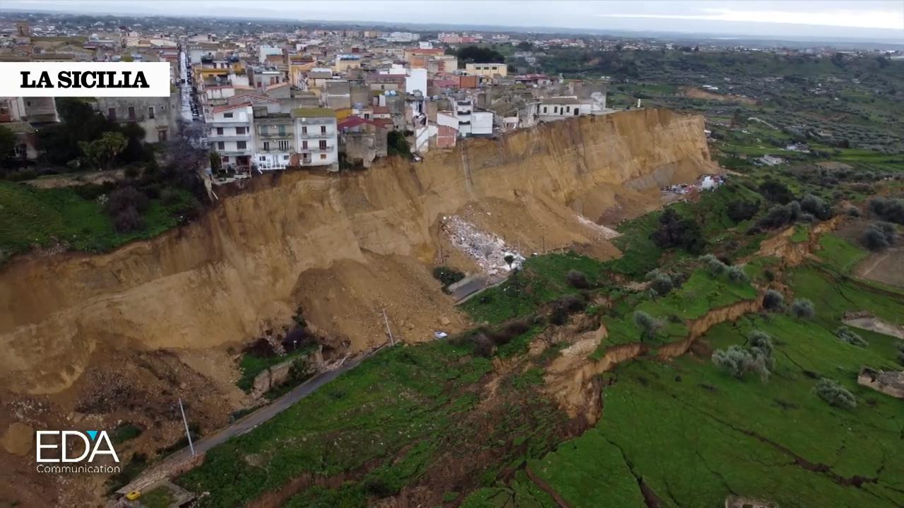 La frana di Niscemi vista dal drone: il crollo impressionante a ridosso ...