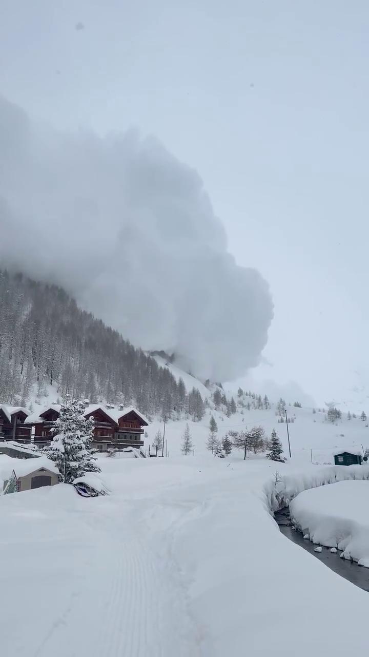 Valanga sopra Courmayeur, il terrificante soffio avvolge gli sciatori ...
