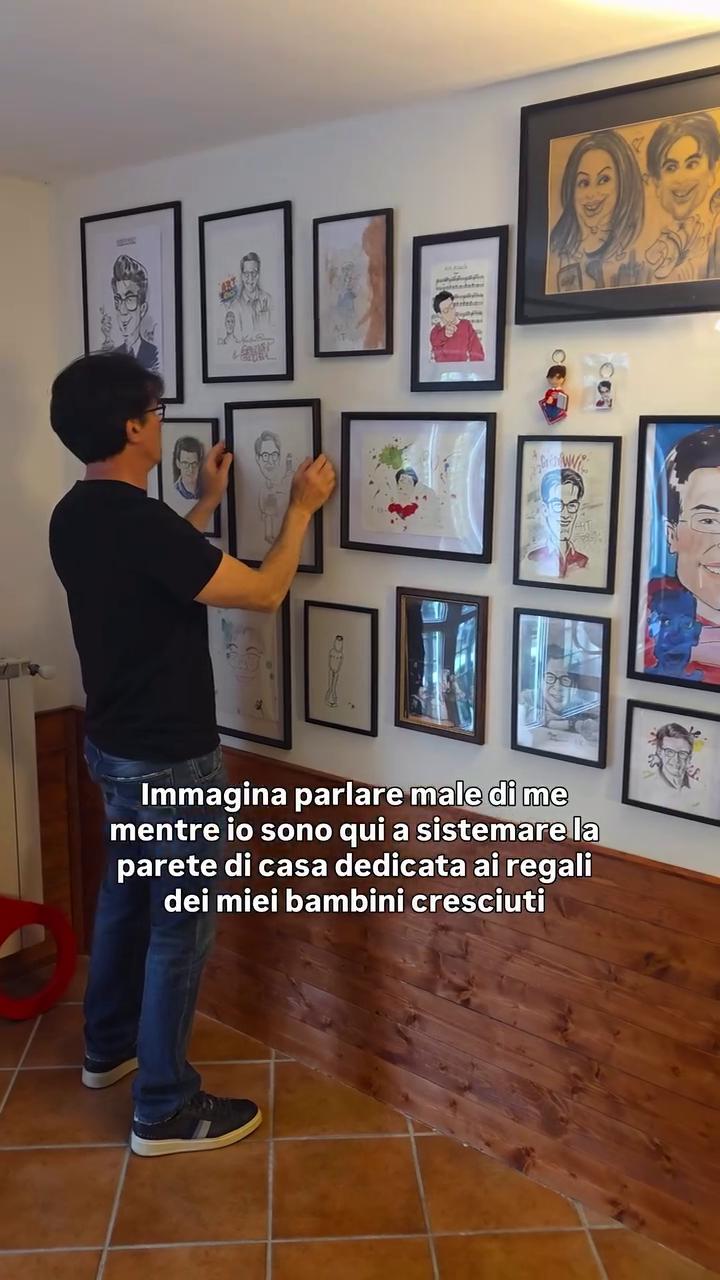 Muciaccia sistema la parete dei disegni dei "bambini cresciuti" con Art ...
