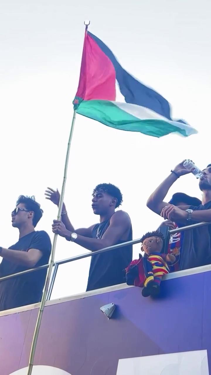 Barça in festa sul bus scoperto: Lamine Yamal sventola la bandiera ...