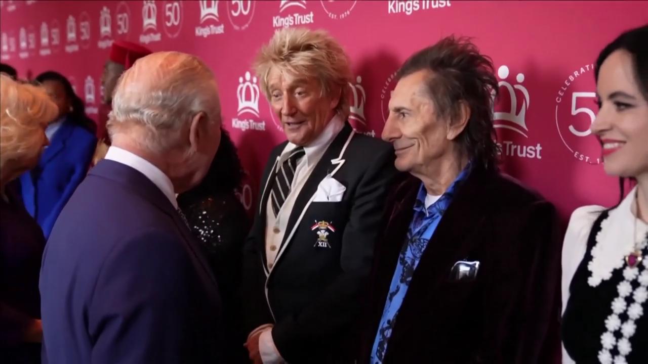 Rod Stewart, battuta a re Carlo su Trump: "Hai rimesso a posto quel ...