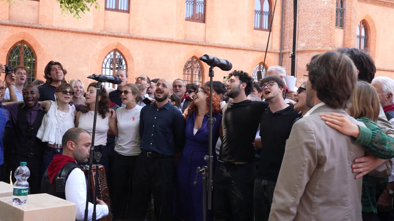 Meloni senza coraggio (ma fa la standing ovation alla passata di ...