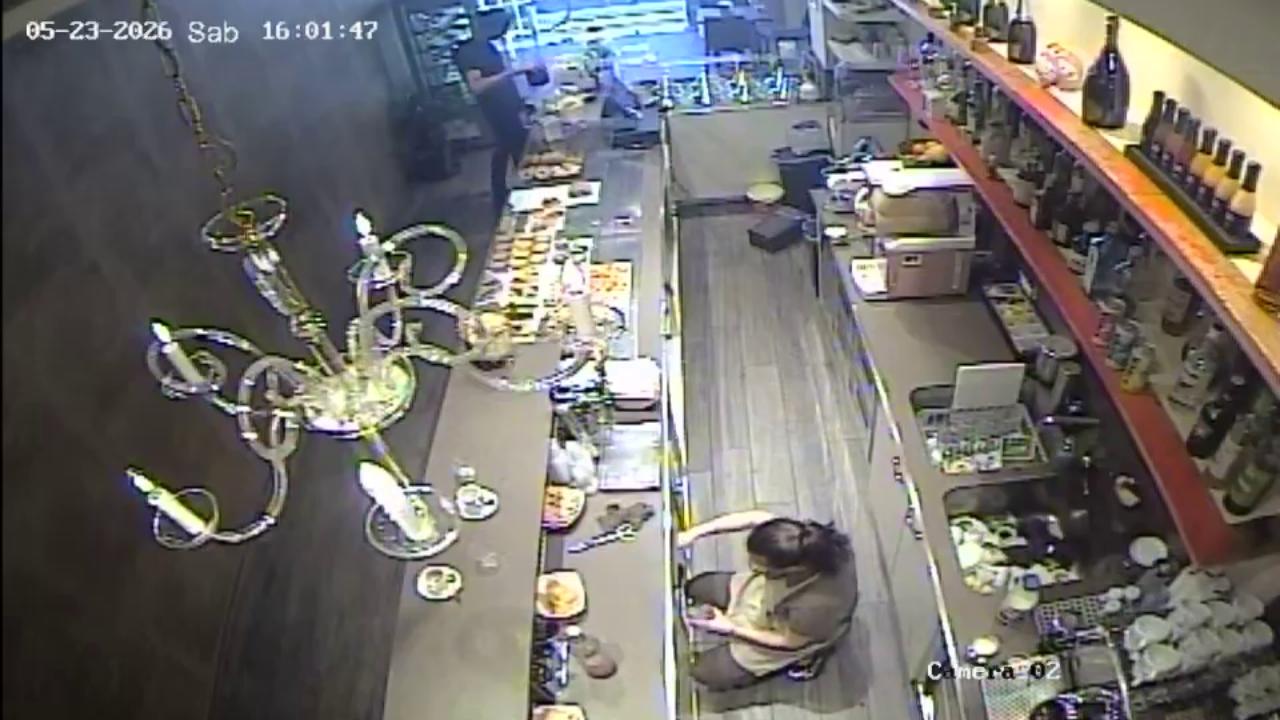 Bari, chiede un gin tonic, la barista si gira e lui ruba i soldi delle ...