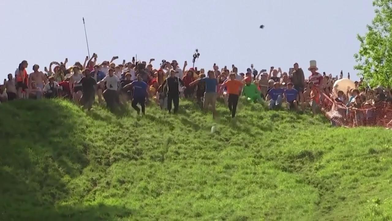 Gb, ecco la "Cheese Rolling": tutti giù da una collina per "conquistare ...