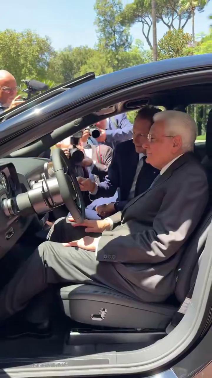 Quirinale, Mattarella a bordo della nuova Ferrari Luce - la Repubblica
