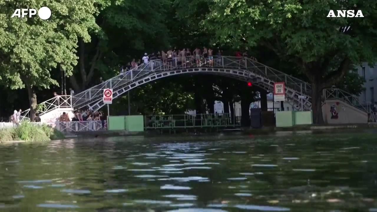 Caldo record a Parigi, i giovani si tuffano nel canale Saint-Martin ...