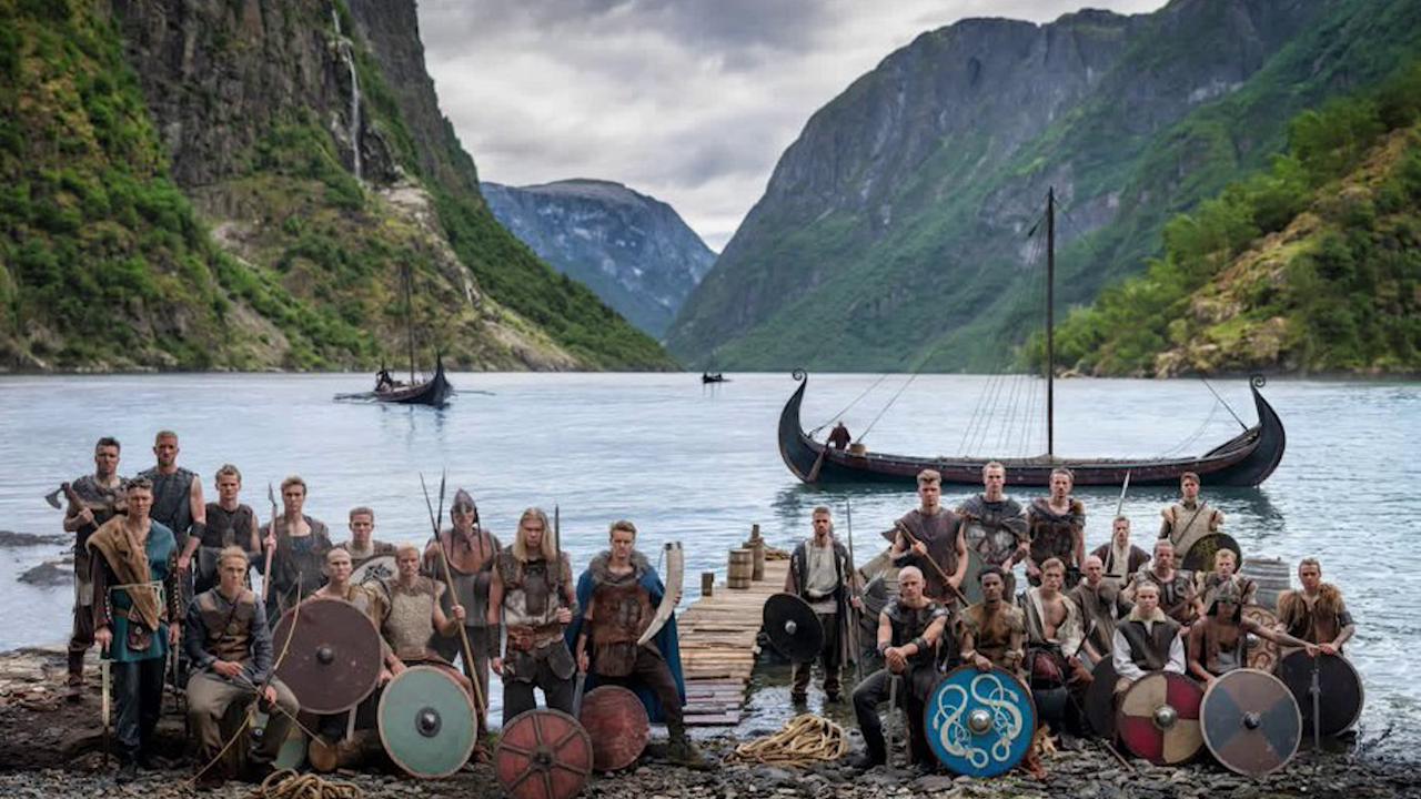 Calcio, la Nazionale norvegese posta una foto da vichinghi: meme a ...