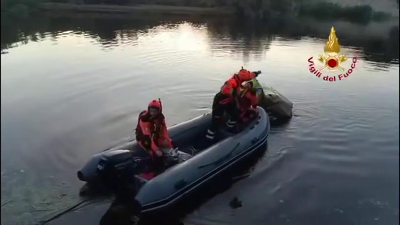 Mucca salvata nel Coghinas con i palloni di sollevamento - La Stampa