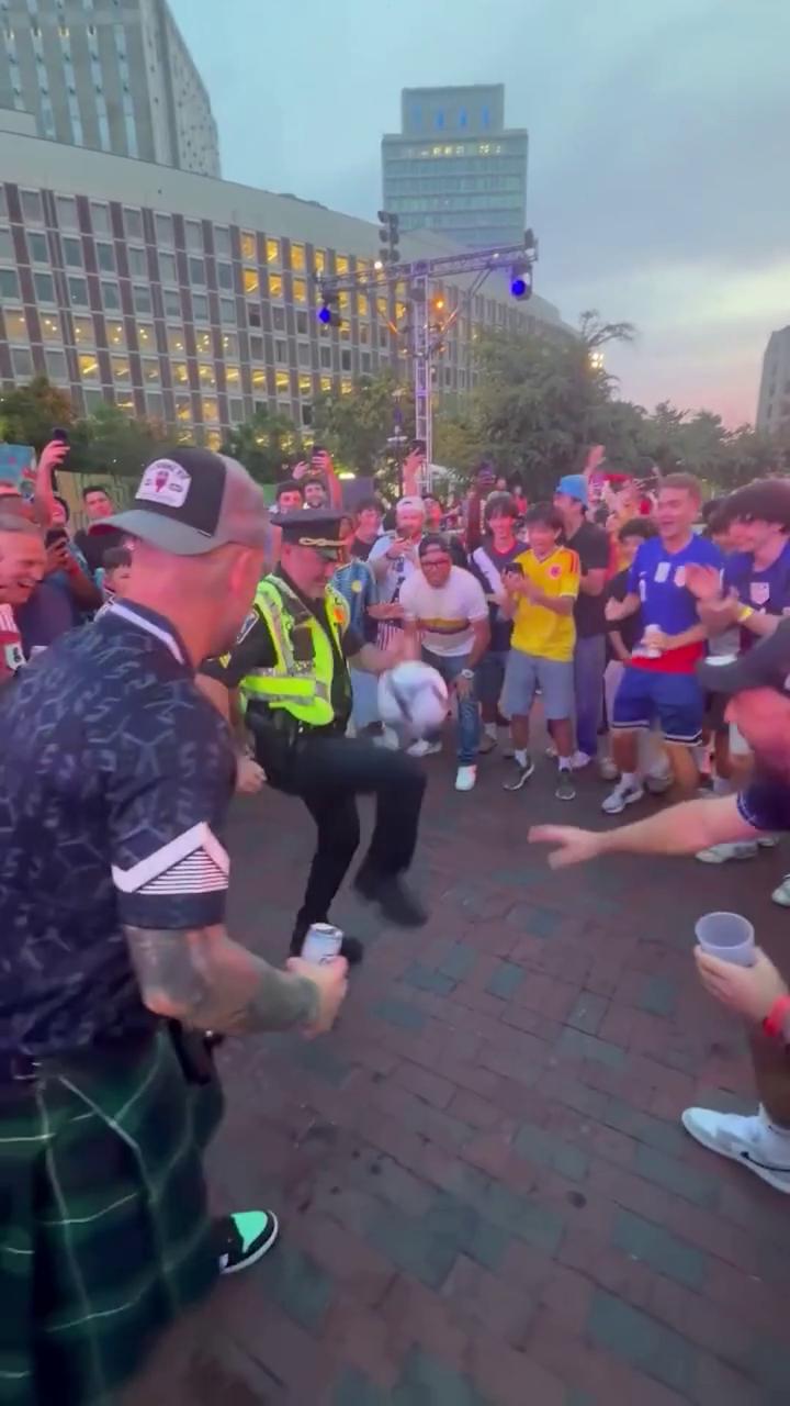Tifosi scozzesi in delirio: il poliziotto prende il pallone e inizia lo ...